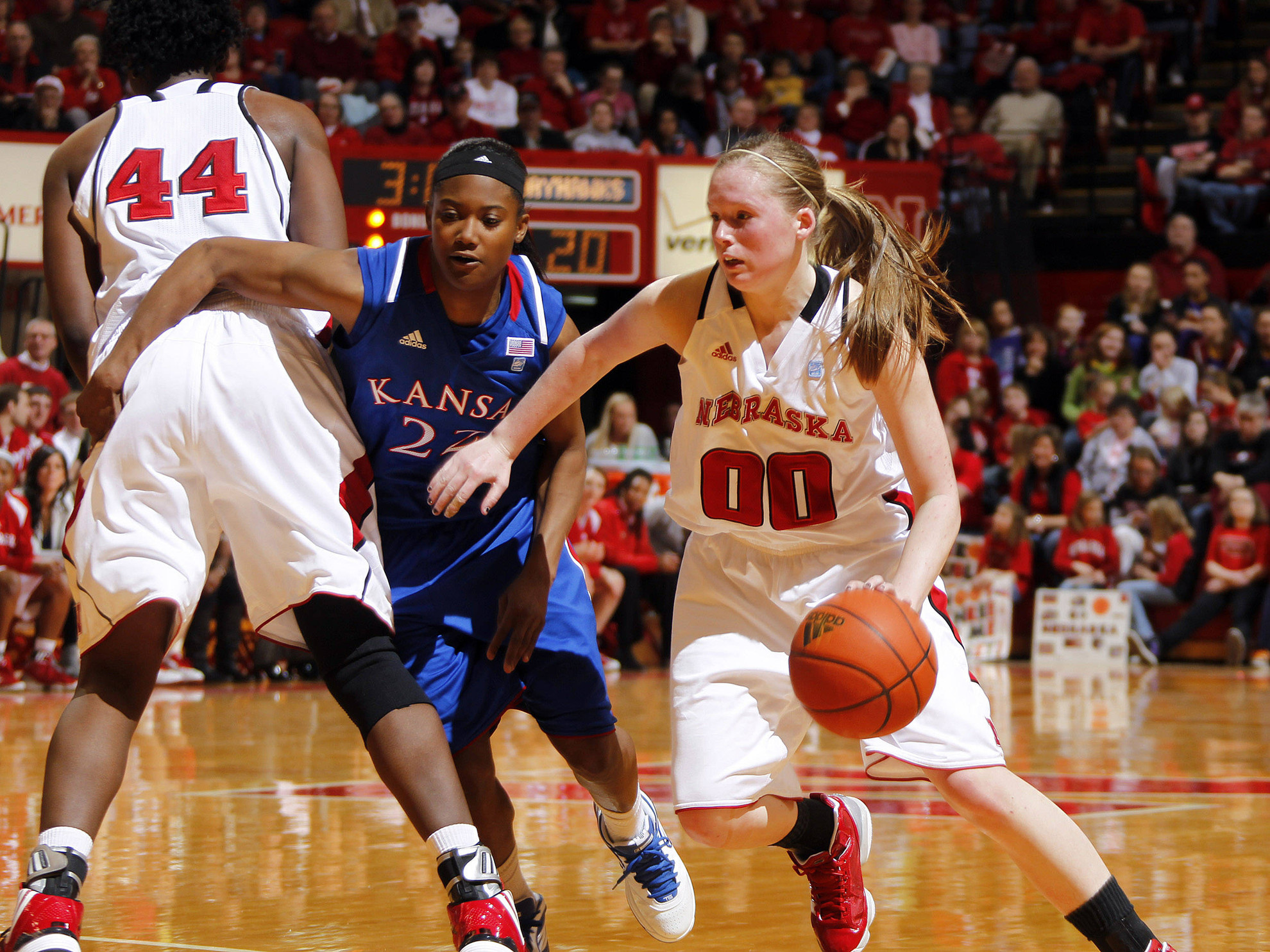 Moore Erupts for 33 at Kansas - University of Nebraska - Official ...