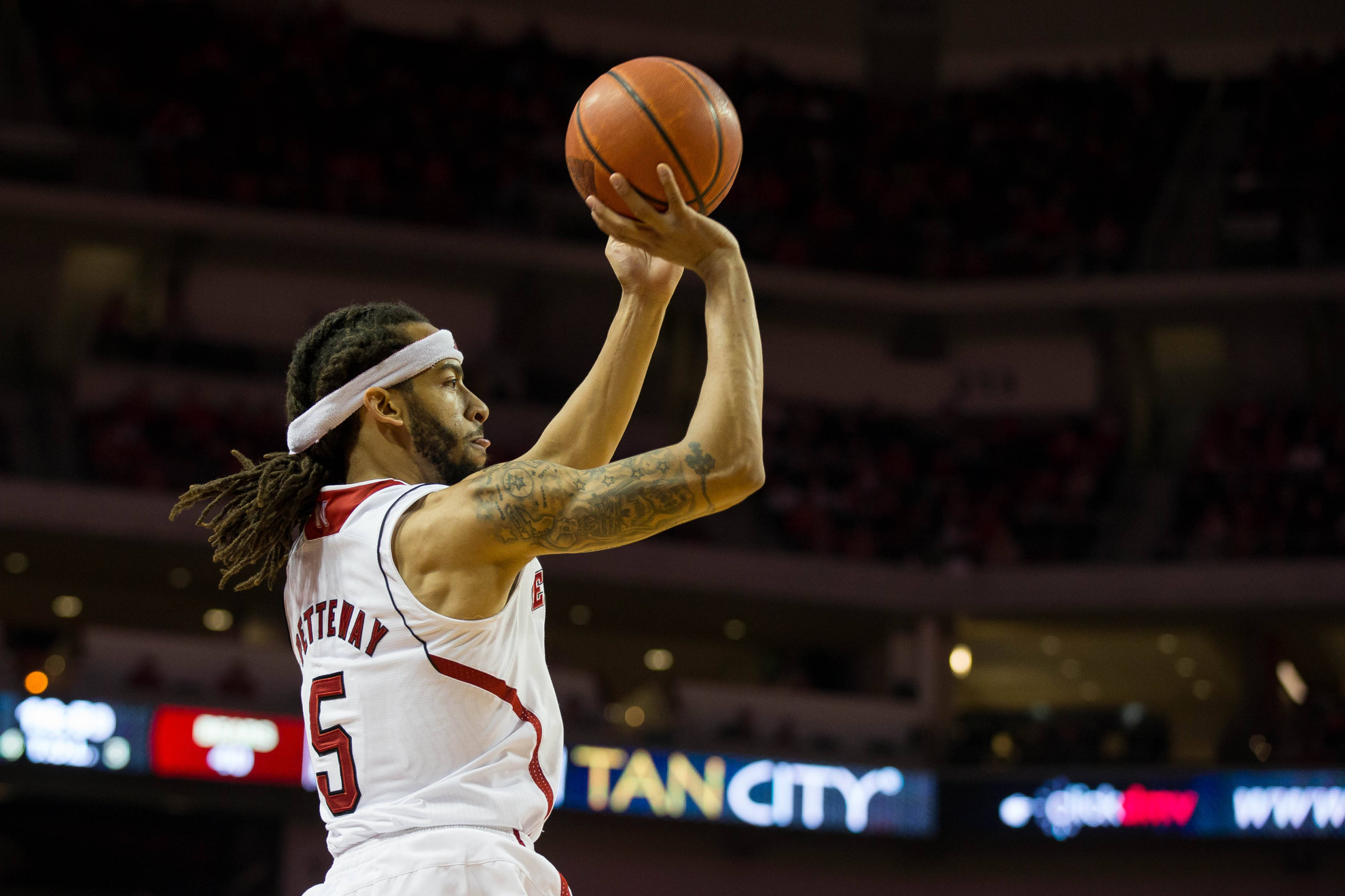Petteway Named to Oscar Robertson Trophy Watch List - University of ...